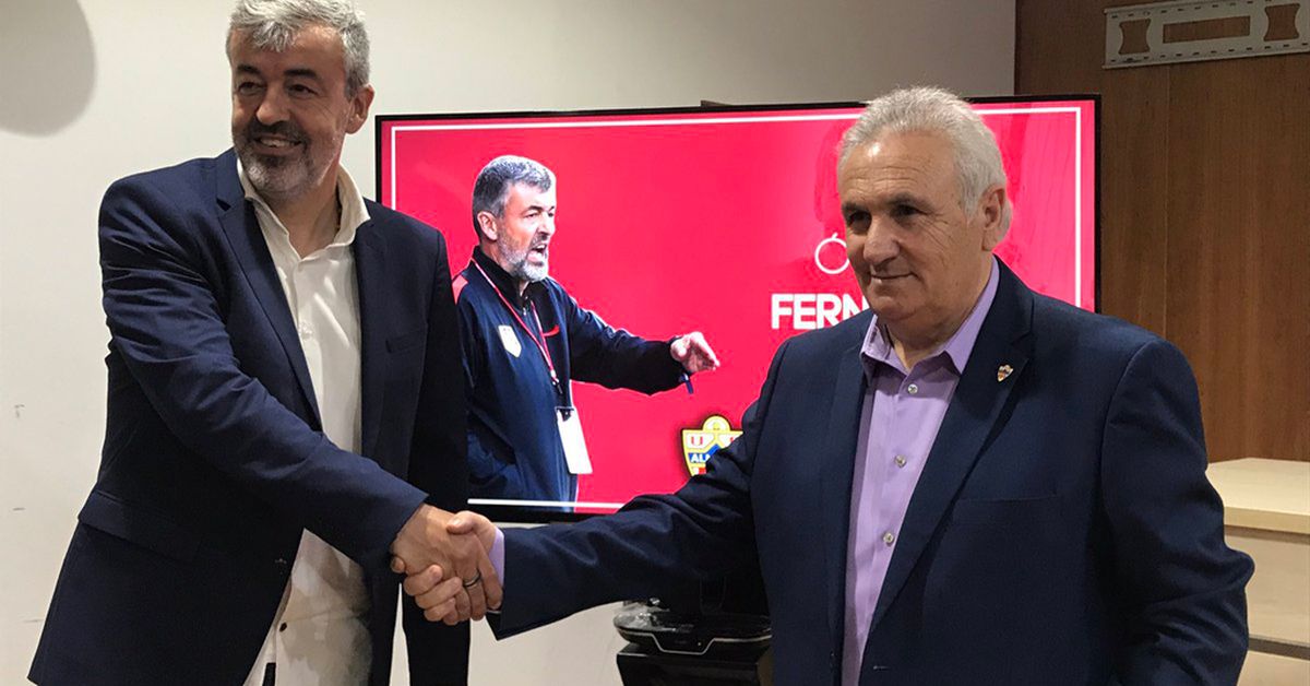 El Almería presenta a Óscar Fernández como nuevo entrenador