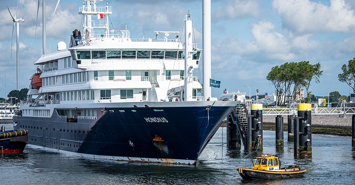 El Hondius llega a Rotterdam, donde cumplirán cuarentena sus 27 ocupantes