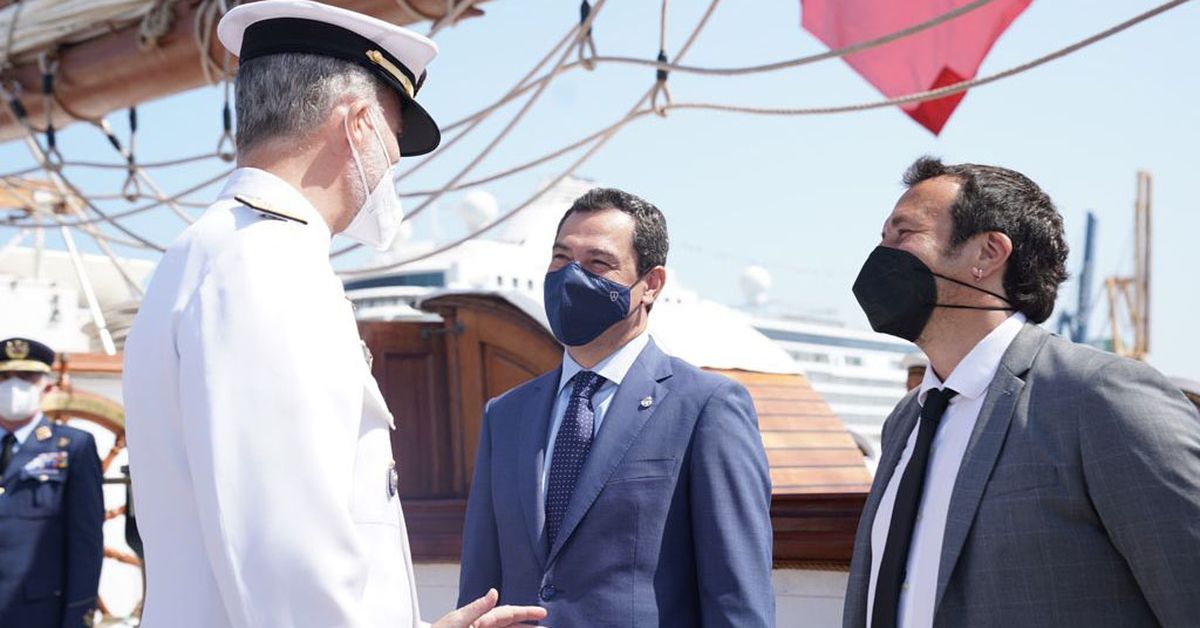 El Juan Sebastián Elcano arriba a Cádiz con el Rey a bordo