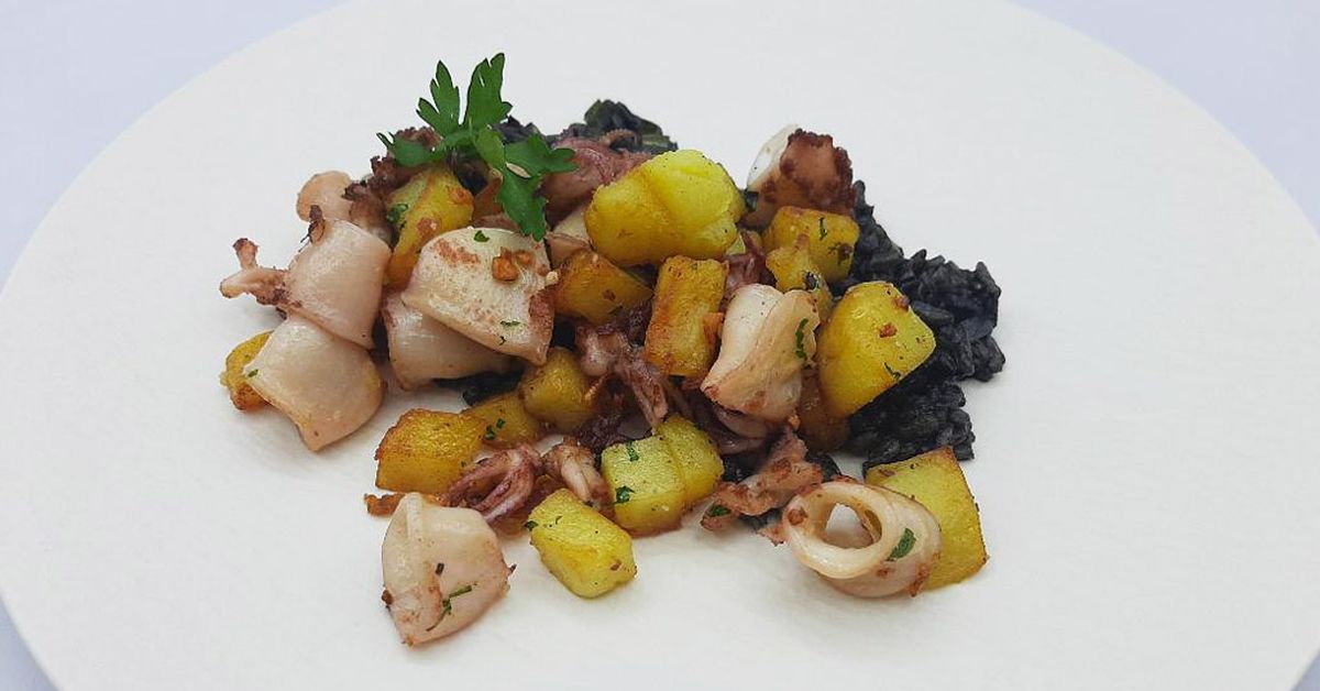 Calamaritos al ajillo con arroz negro, la receta de "Cómetelo"