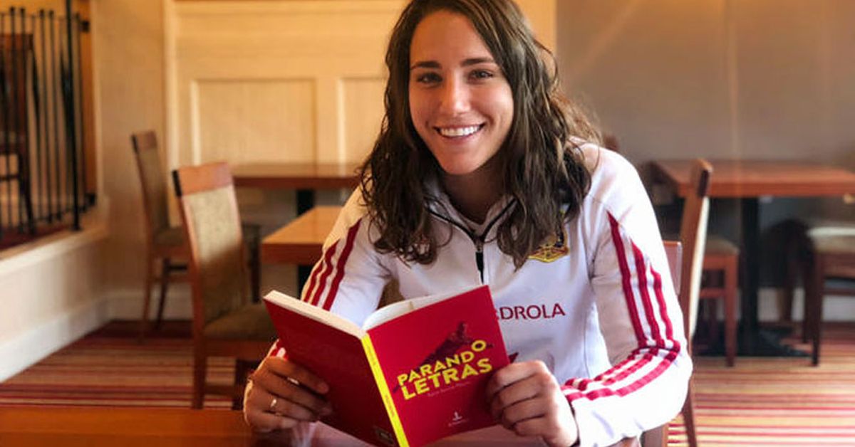 La onubense Sara Serrat, futbolista y escritora