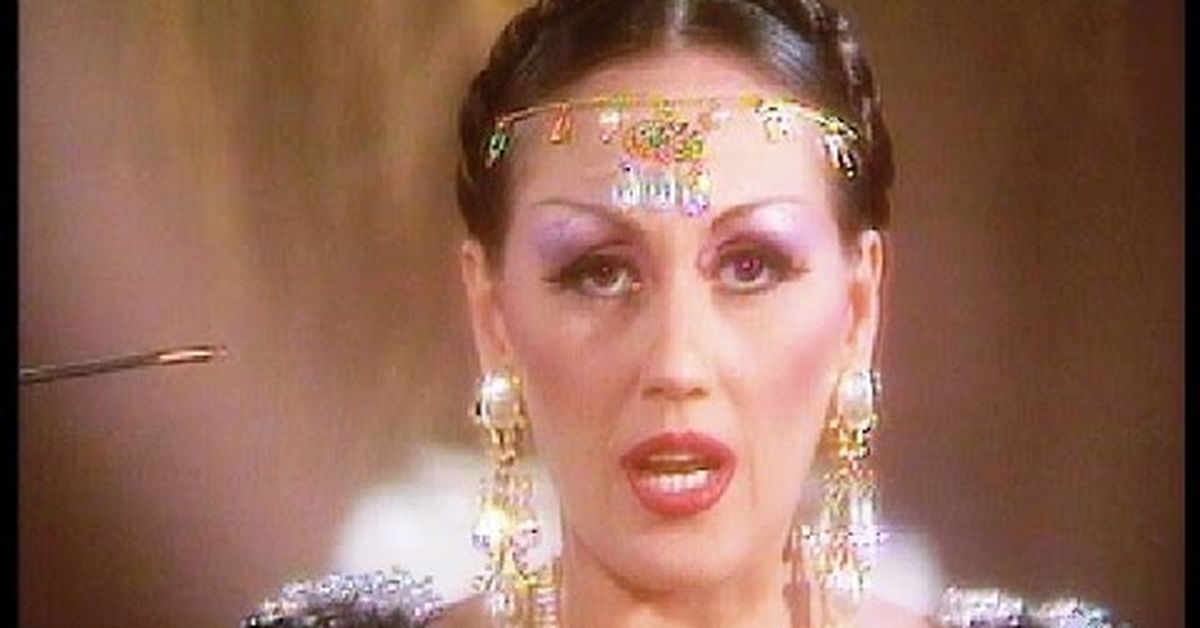 La Sara Montiel de Carmen Abenza canta "Fumar es un placer"