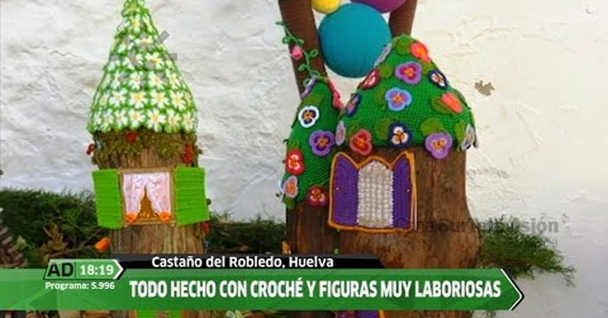 Castaño del Robledo con adornos de ganchillo en Navidad