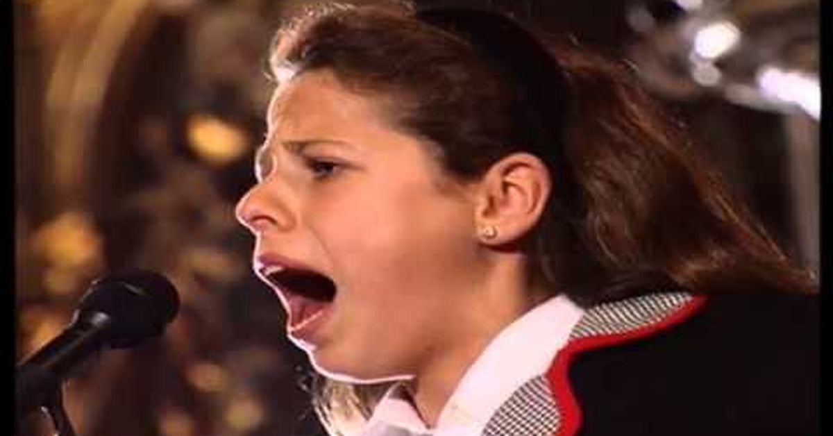 Pastora Soler de niña canta una saeta a la Macarena (1993)