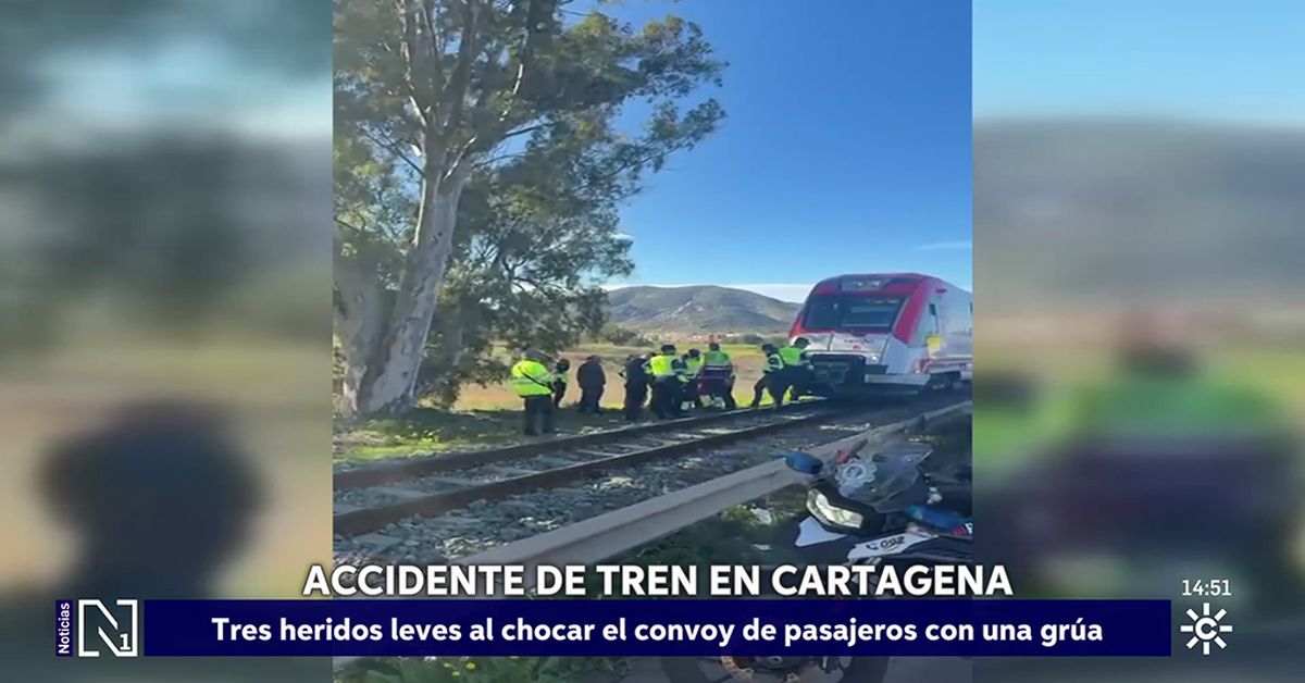 Tres heridos leves al chocar un tren contra una grúa en Cartagena