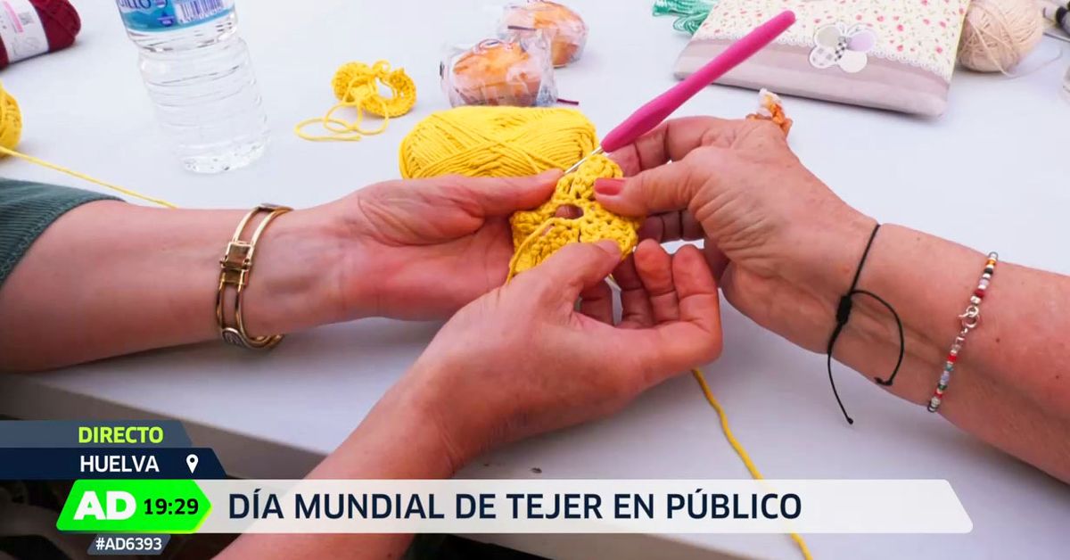 Tejer está de moda, y los mayores están deseando enseñar esta labor