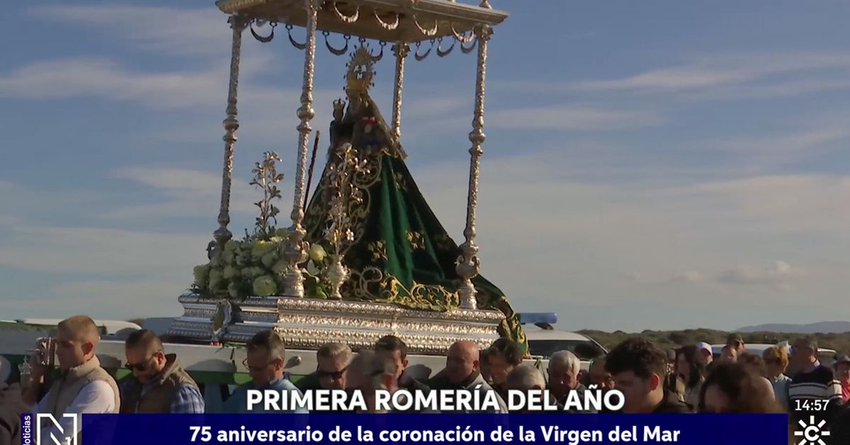Cientos de almerienses acompañan a la Virgen del Mar en su romería, la ...