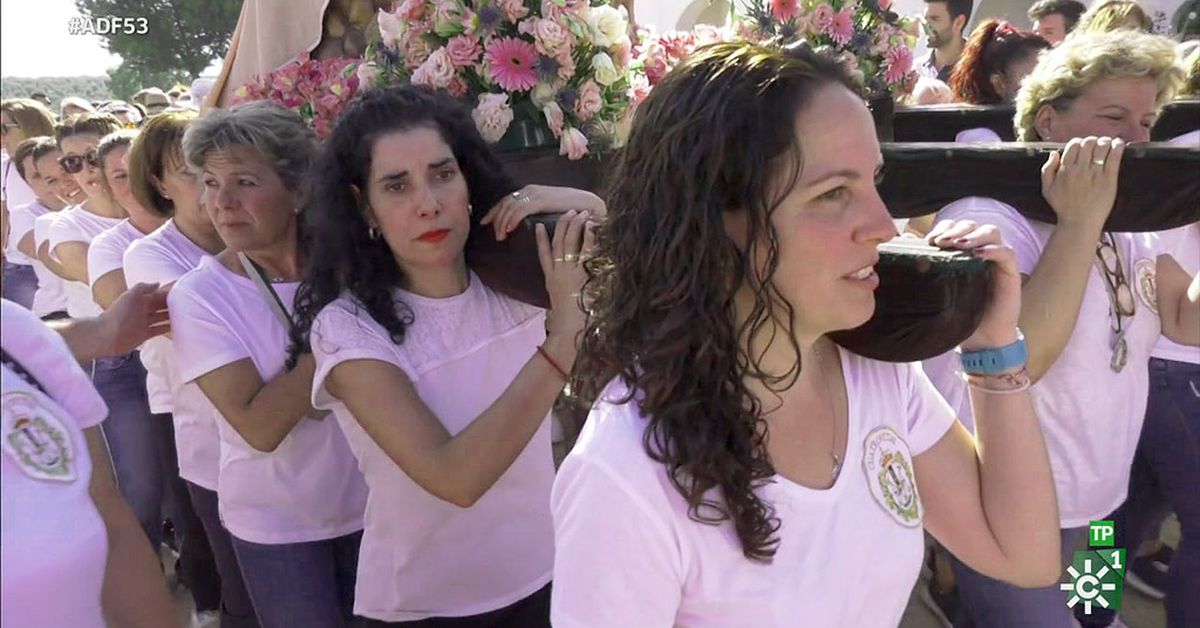 Las mujeres de Bollullos cargan a la Virgen de Cuatrovitas en romería