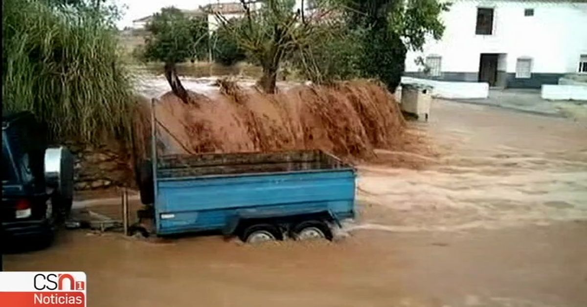 Una tromba de agua corta carreteras en Almería
