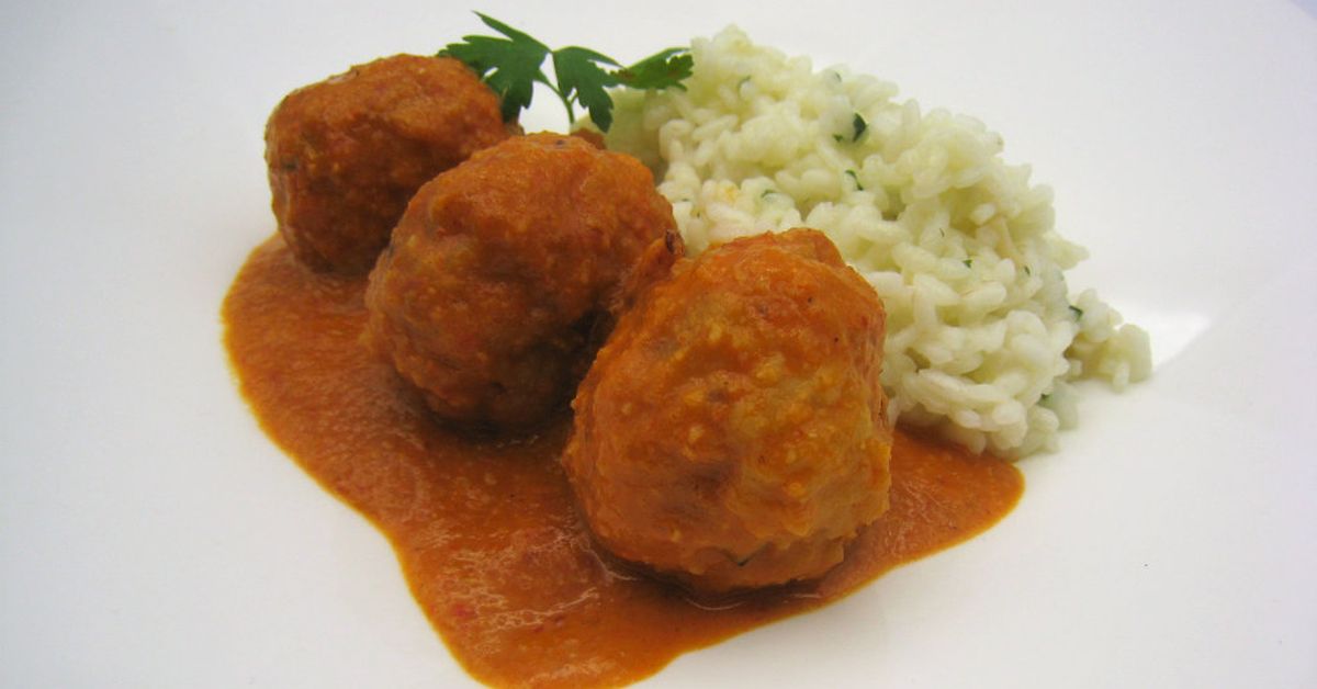 Albóndigas de pescado al pan frito con guarnición de arroz blanco, en ...