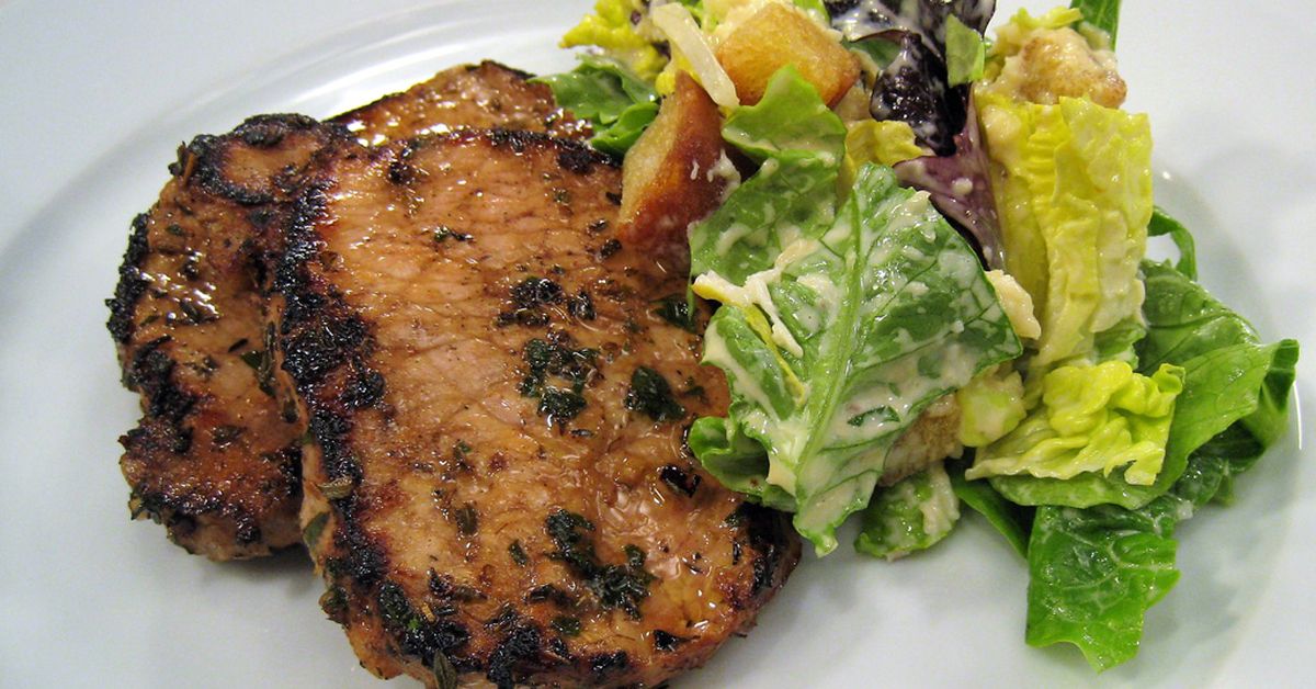 Lomo en adobo con ensalada, plato ligero de viernes en "Cómetelo"