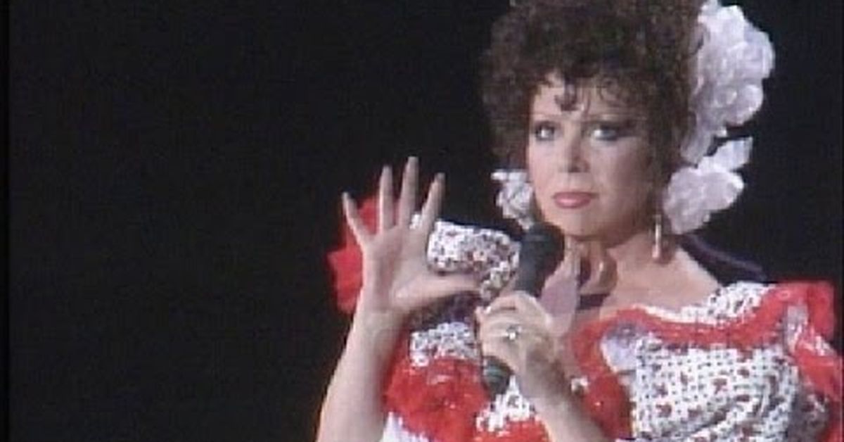 Marujita Díaz canta "Tus ojos negros"