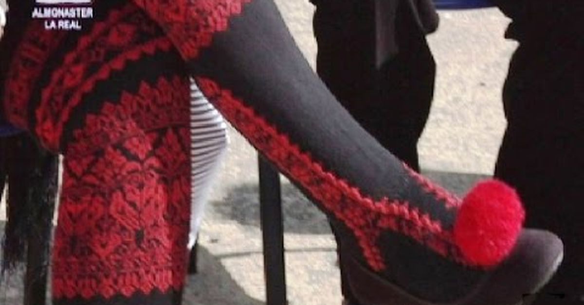 Almonaster la Real y su traje típico de serrana con medias de cuchillas