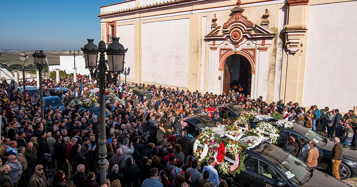 Las Cabezas despide con silencio y dolor a los cinco trabajadores ...