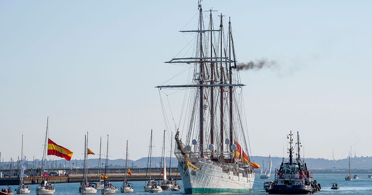 Cádiz da la bienvenida al buque Elcano tras seis meses de travesía por ...