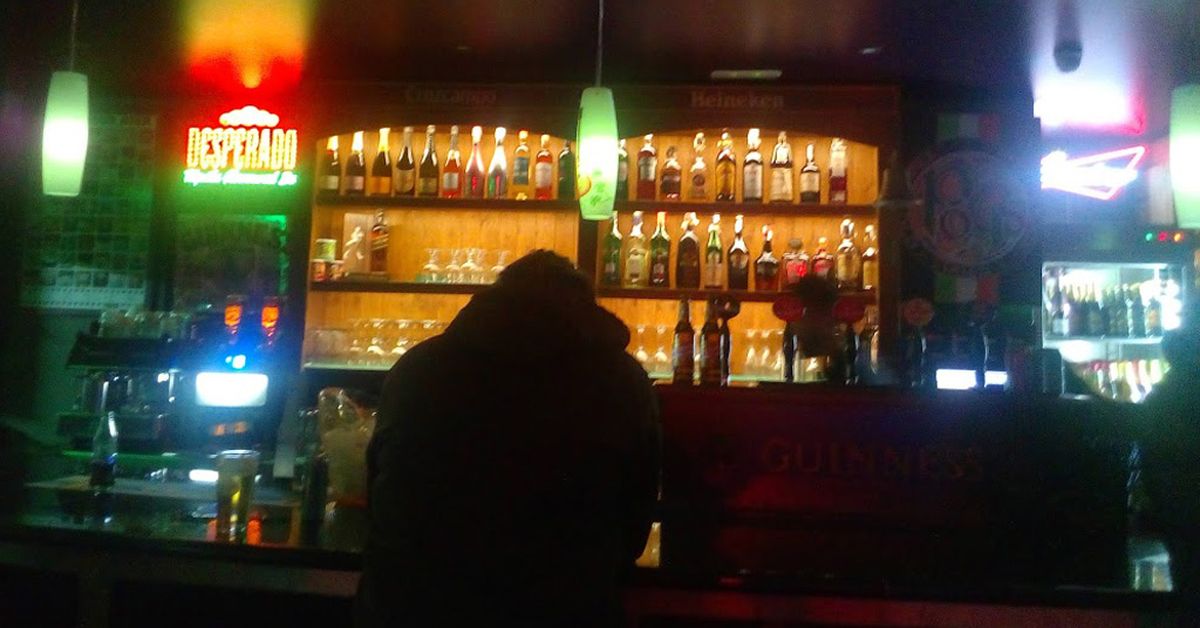 Mata a un hombre con la botella rota de una cerveza en un pub de Fuengirola