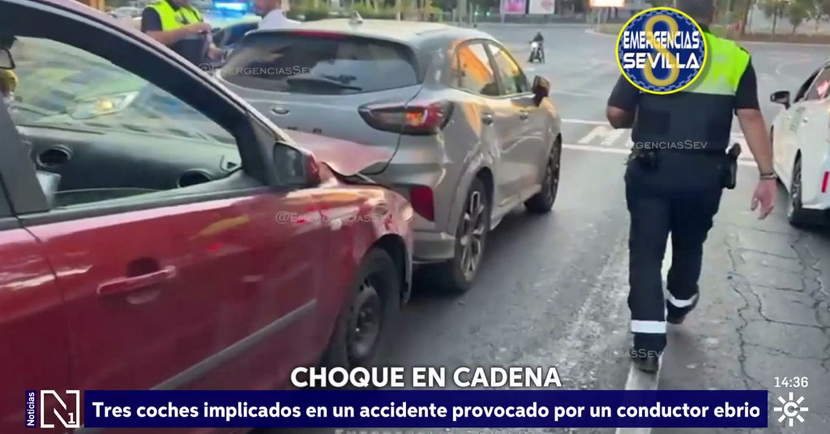 Tres coches implicados en un choque en cadena en Sevilla