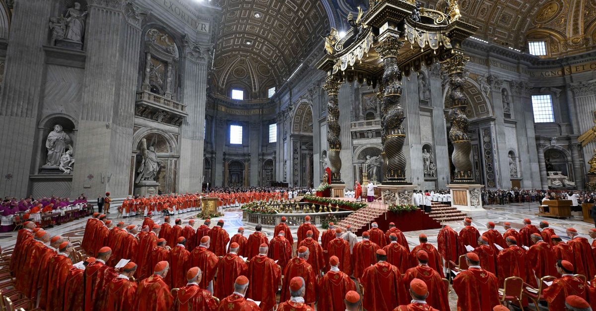 "Extra omnes", todos fuera, comienza el cónclave en la Capilla Sixtina