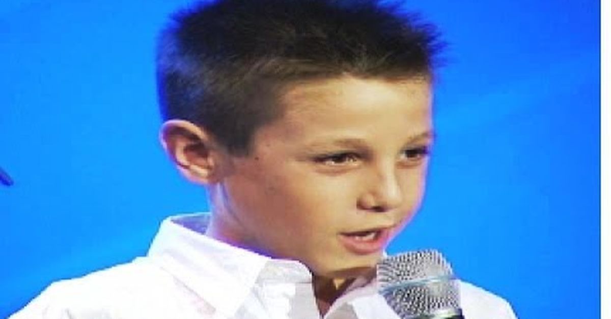 Antonio José, con 8 años, canta "Dígale"