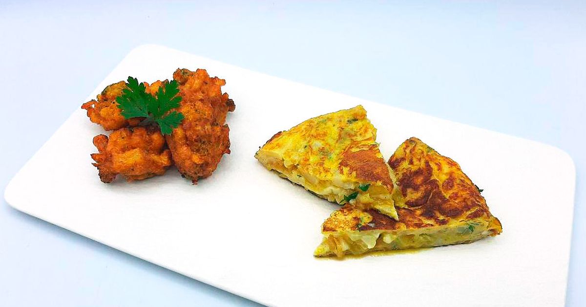 Tortilla de coliflor con queso y pastelitos indios, doble tapeo en ...