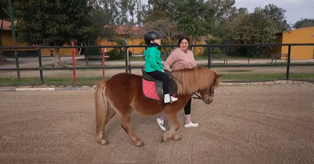 Jara, una pony muy especial protagonista de las terapias equinas