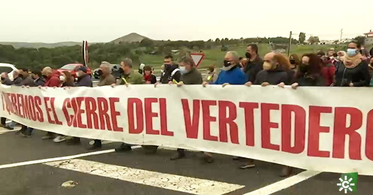 Vecinos y ecologistas se manifiestan contra el vertedero de Nerva