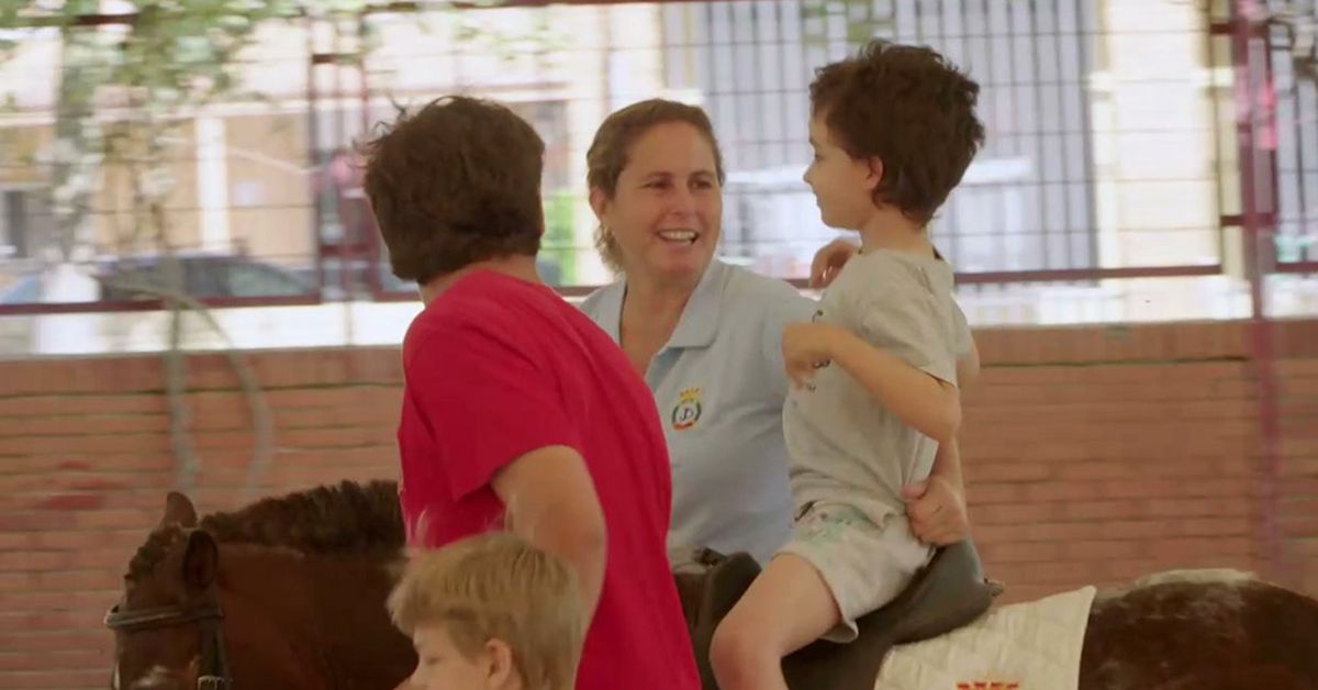 Niños con necesidades especiales mejoran su estado a lomos de un poni