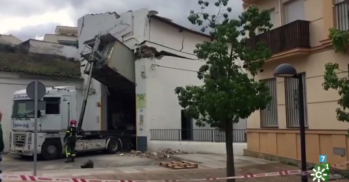 Un camión se queda encajado en una fábrica de Coín