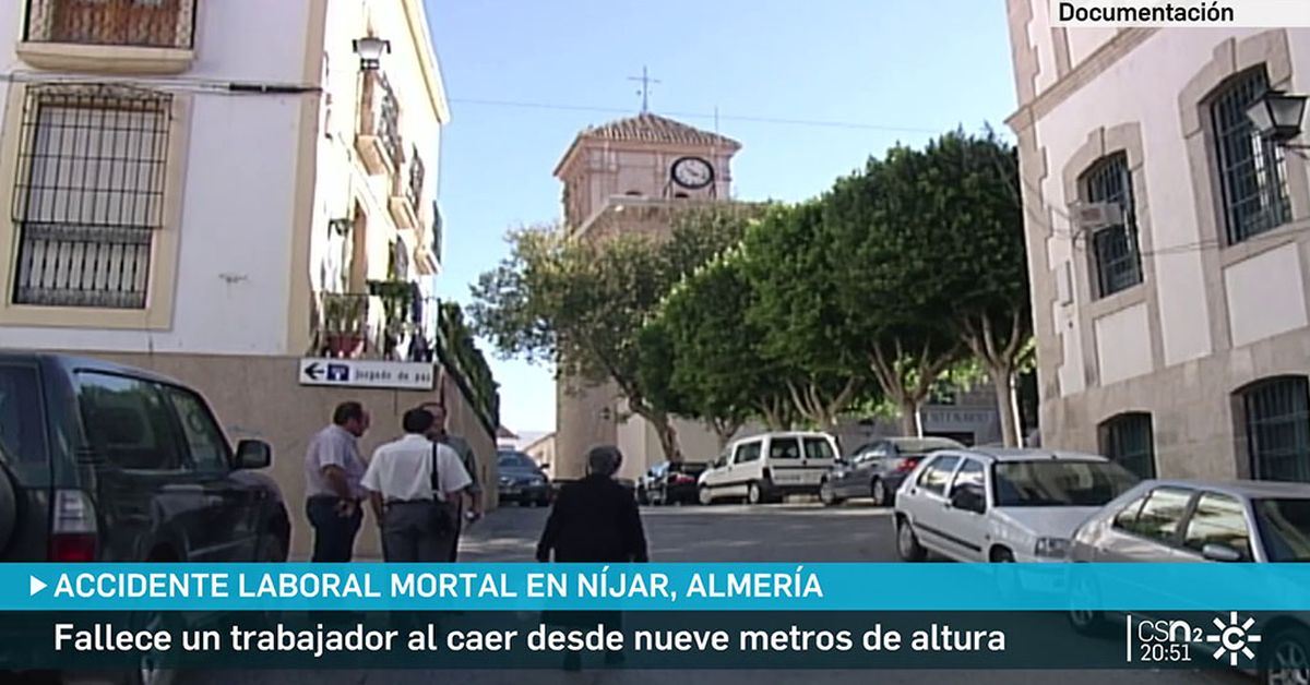 Muere un trabajador en Níjar al caerse del tejado de una nave industrial