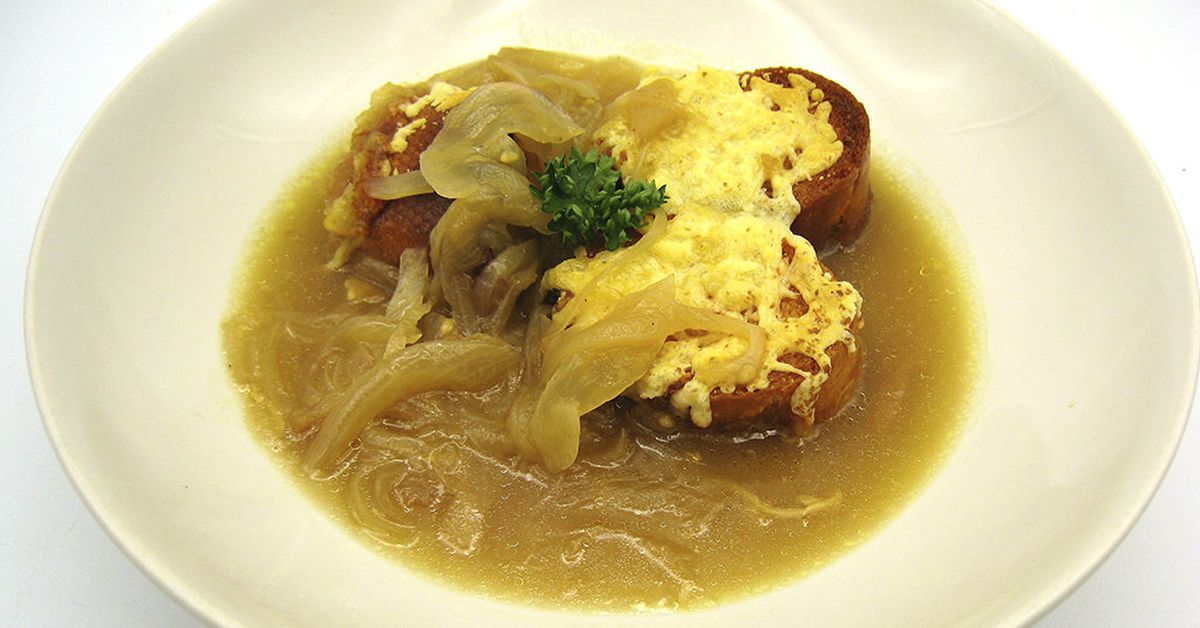 "Cómetelo" elabora una tradicional sopa de cebolla y gambas en gabardina