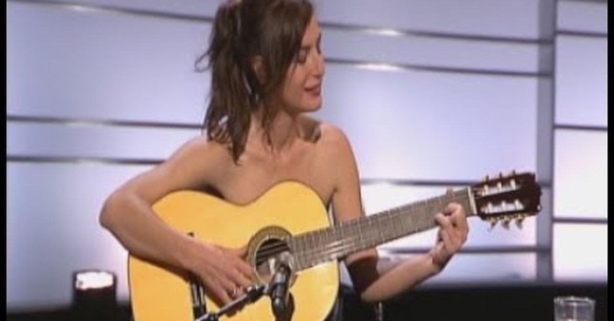 La actriz Belén López canta acompañada por su guitarra en Canal Sur