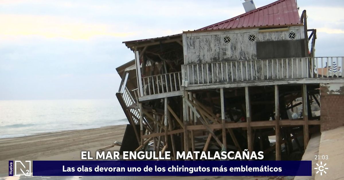 El fuerte oleaje derrumba uno de los chiringuitos dañados por la ...