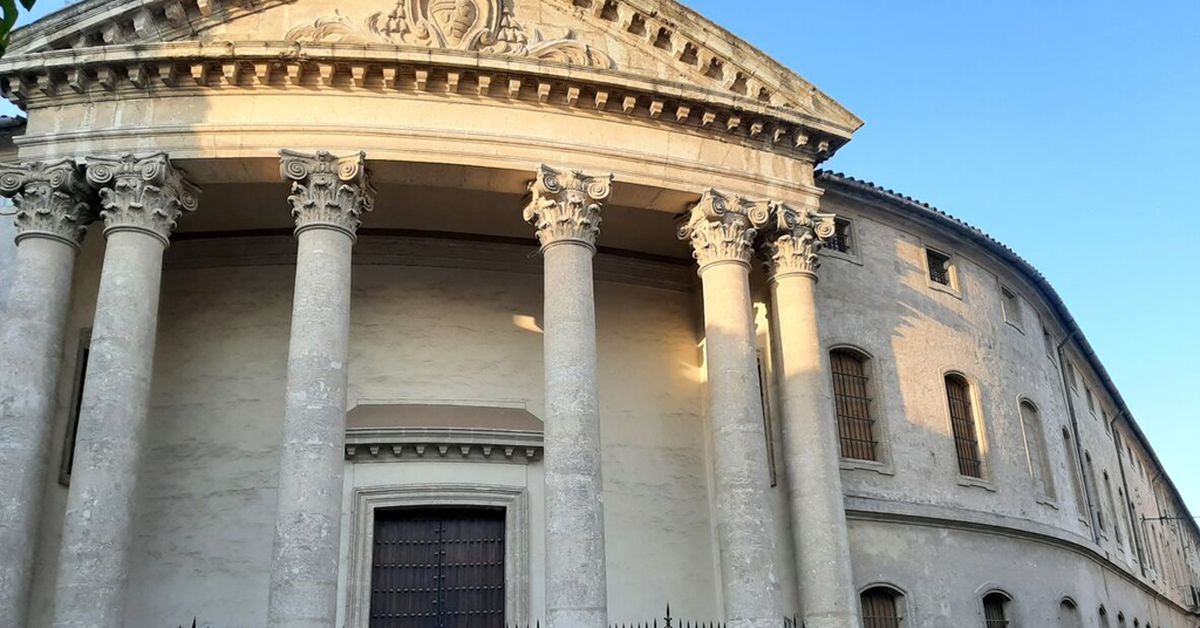 Abre la iglesia de Santa Victoria, joya del neoclásico
