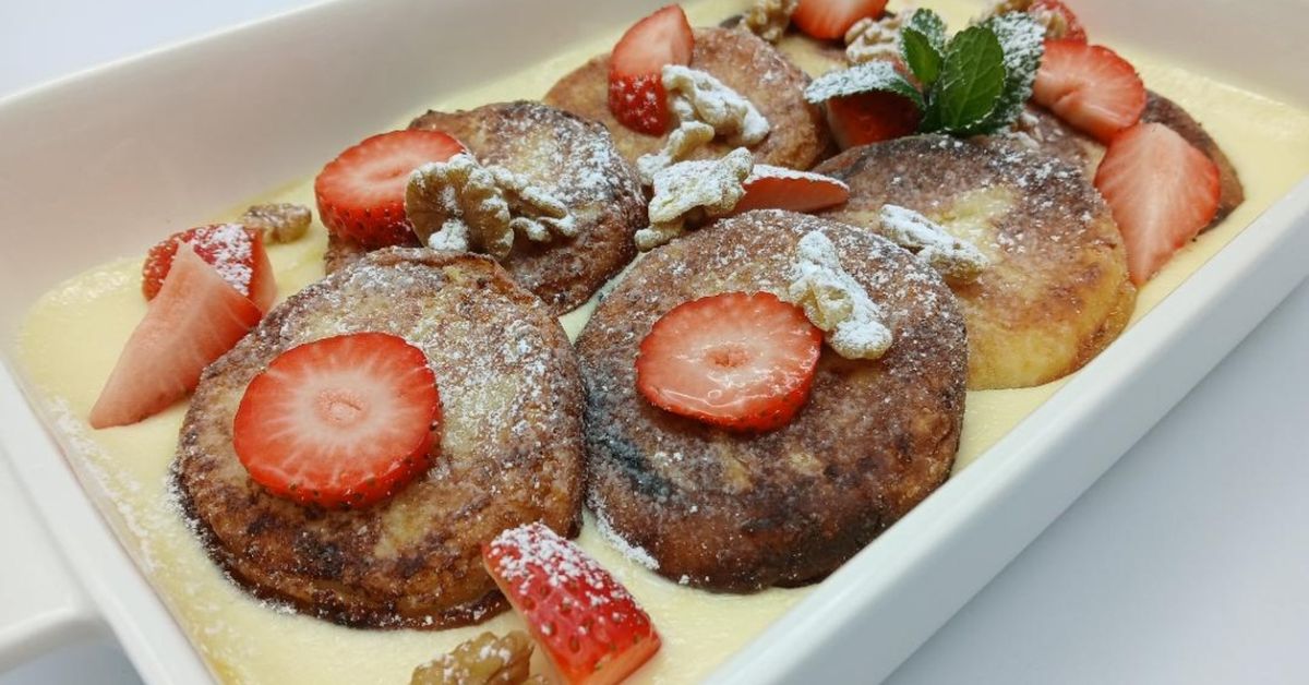 Deliciosas tortitas de queso fresco con mermelada de fresas en "Cómetelo"