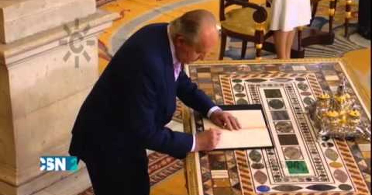 El Rey Juan Carlos firma la abdicación de la Corona