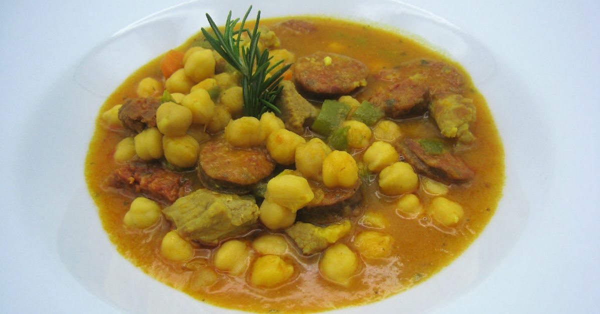 Guiso casero de potaje de lomo con garbanzos, en "Cómetelo"