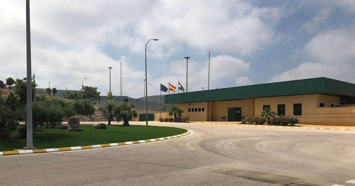 Buscan a un preso que se fugó cuando iba a ser deportado