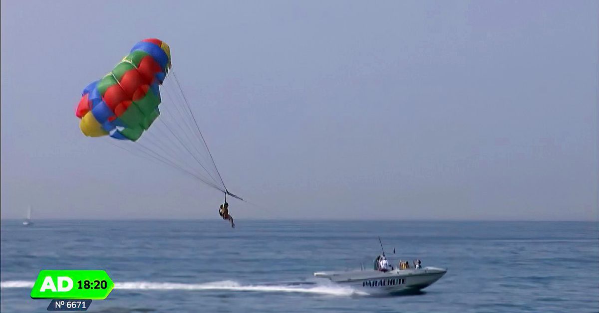 Nerja a vista de pájaro gracias al 'parasailing'
