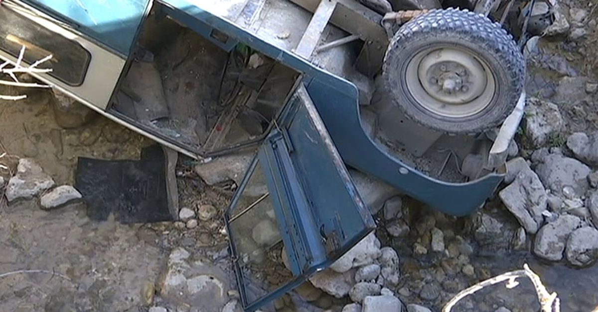 Encuentran un cadáver en un coche accidentado en un camino rural