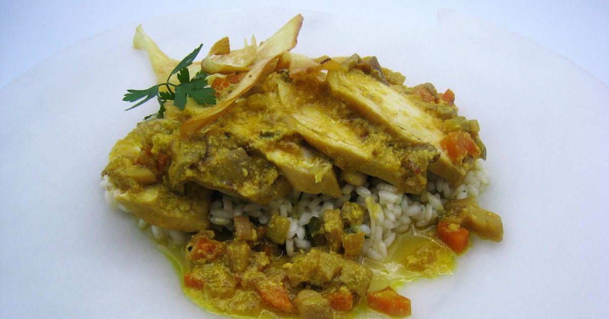 Pollo en salsa de naranja con curry y arroz, en "Cómetelo"