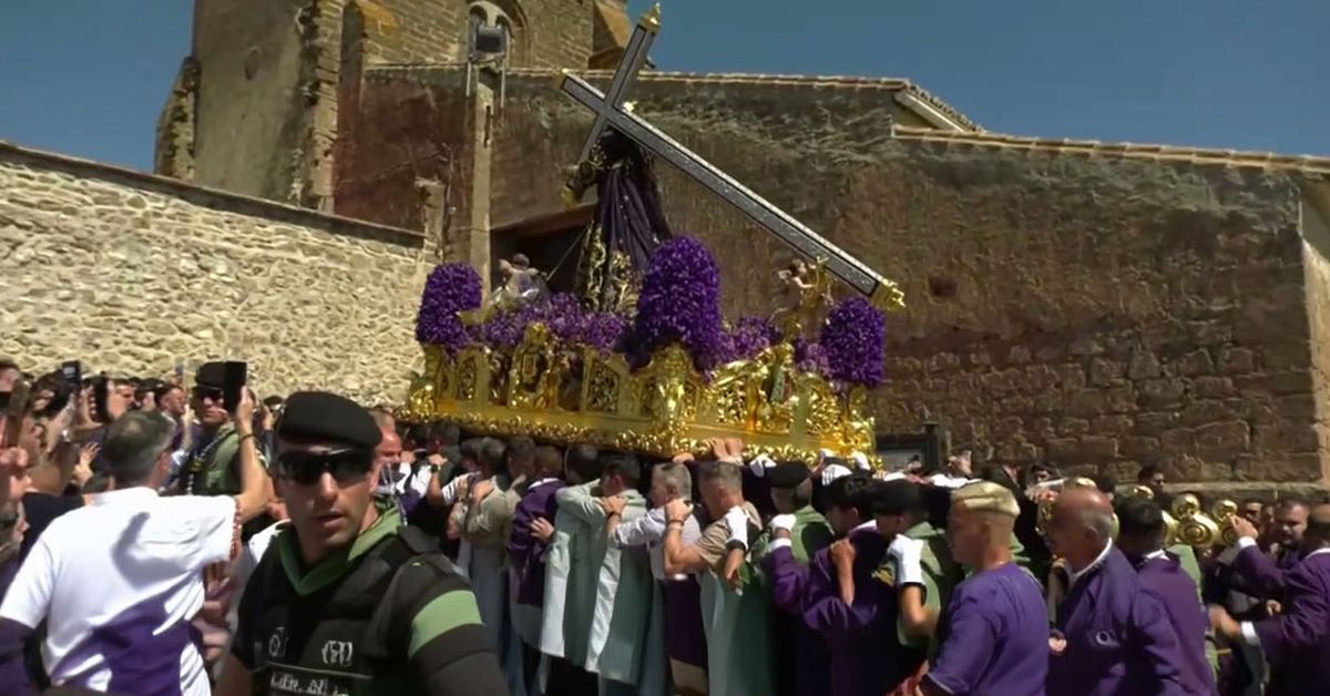 Los paracaidistas llevan al Nazareno al Castillo de Álora ante una ...
