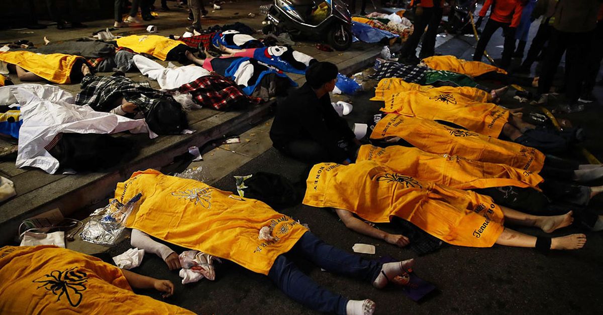 Al menos 153 muertos por una estampida humana en una fiesta de ...