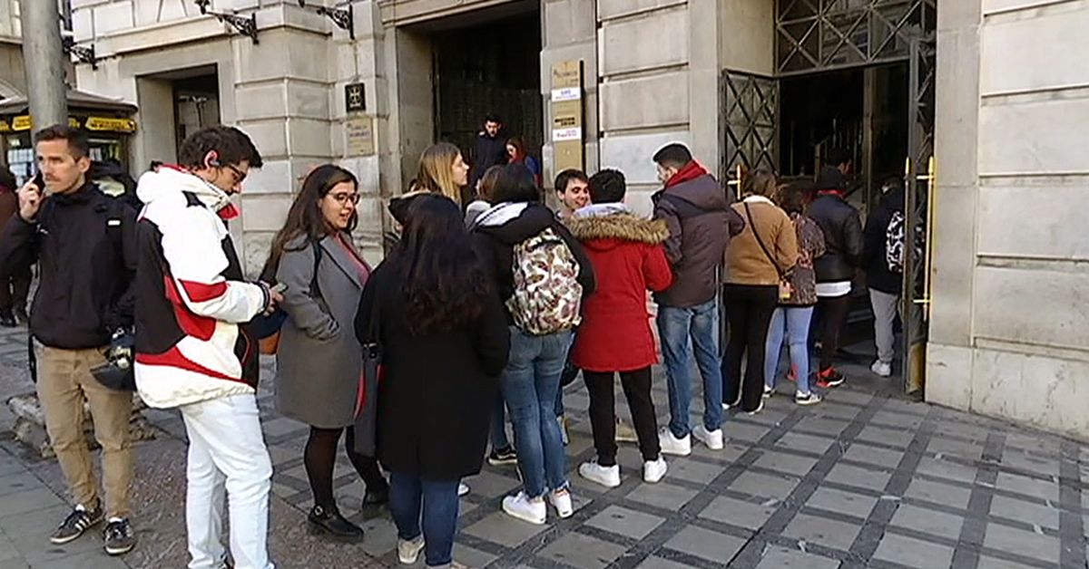 Largas colas en Correos para votar