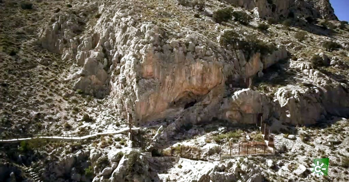 ¿Sabes dónde se encuentra la pintura rupestre del Indalo, el símbolo de ...