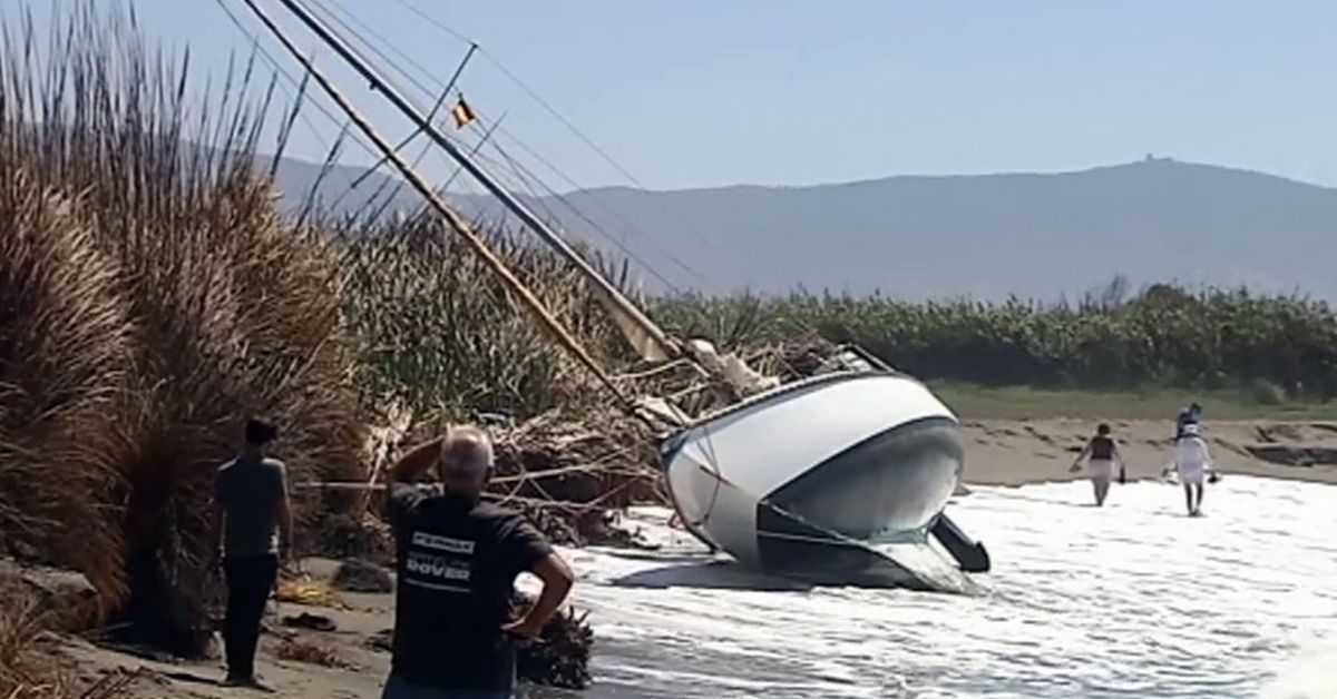 Un velero encalla en una playa de Salobreña