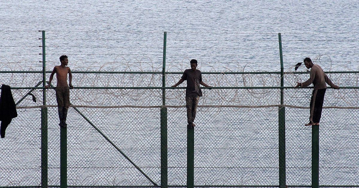153 subsaharianos saltan la valla fronteriza de Ceuta
