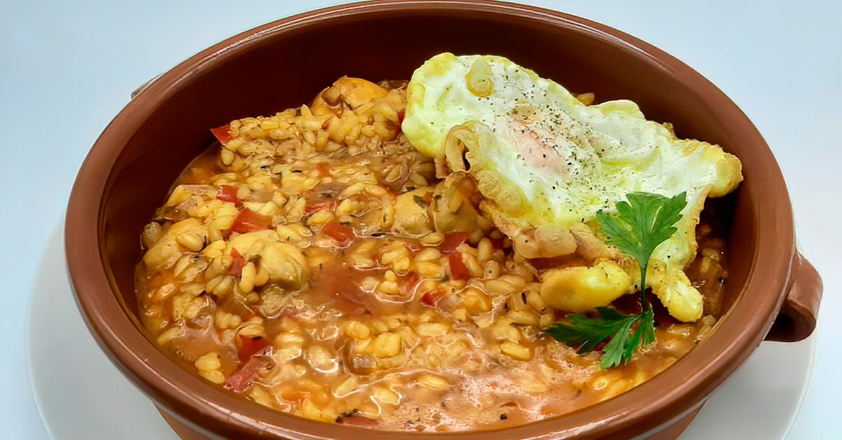 Arroz meloso de pollo al ajillo, un plato con sabor rural en "Cómetelo"