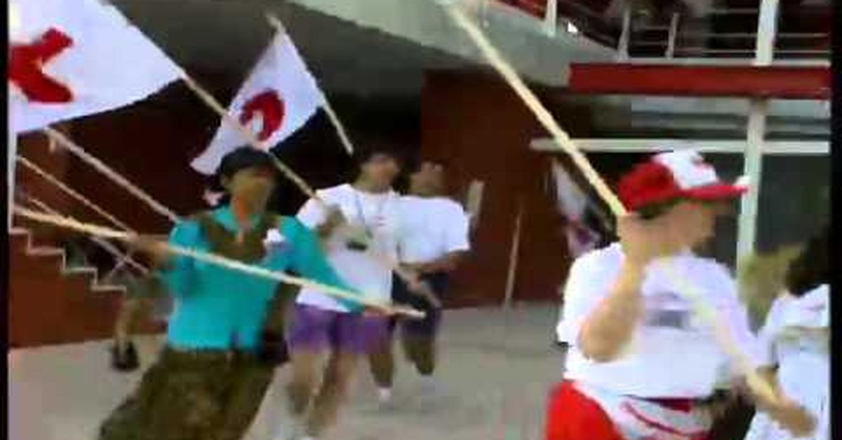 Los chicos de la Cruz Roja cantan el "Waka Waka" en la Expo´92