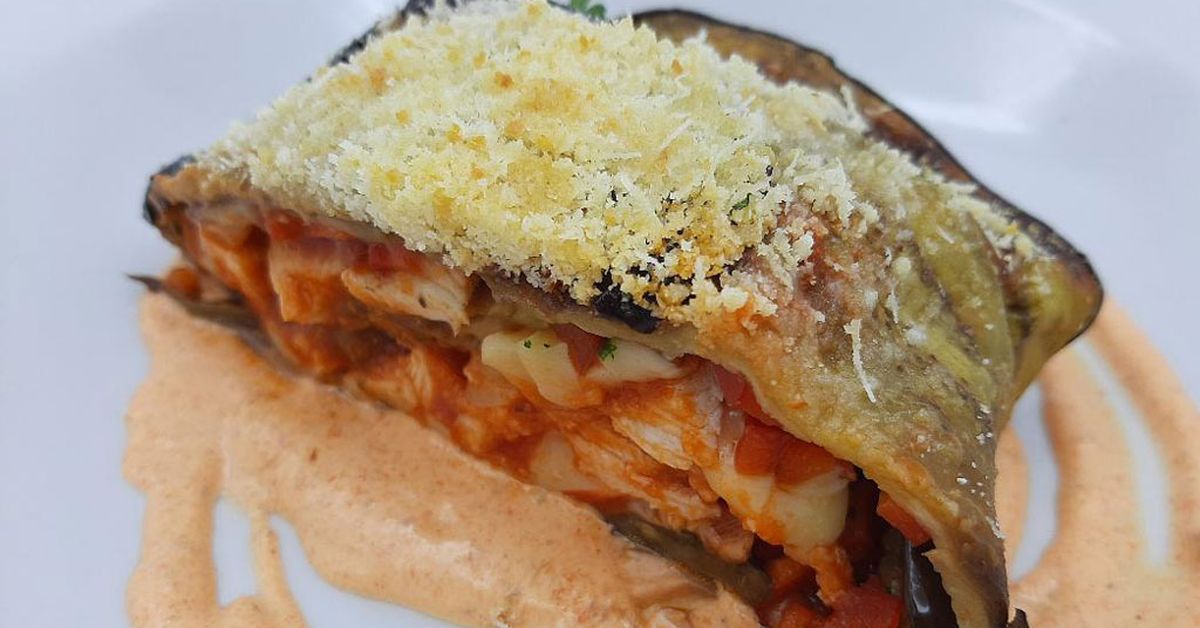 Rulo de berenjena con pollo, colorido y sabroso plato en "Cómetelo"