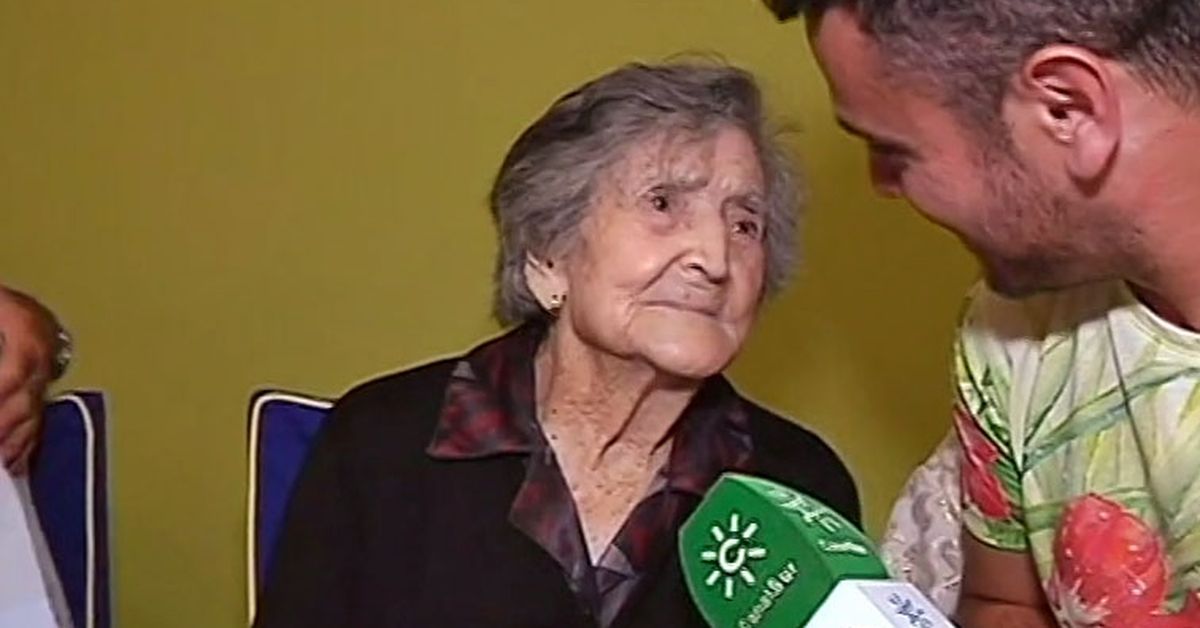 Luisa cumple cien años rodeada de su familia